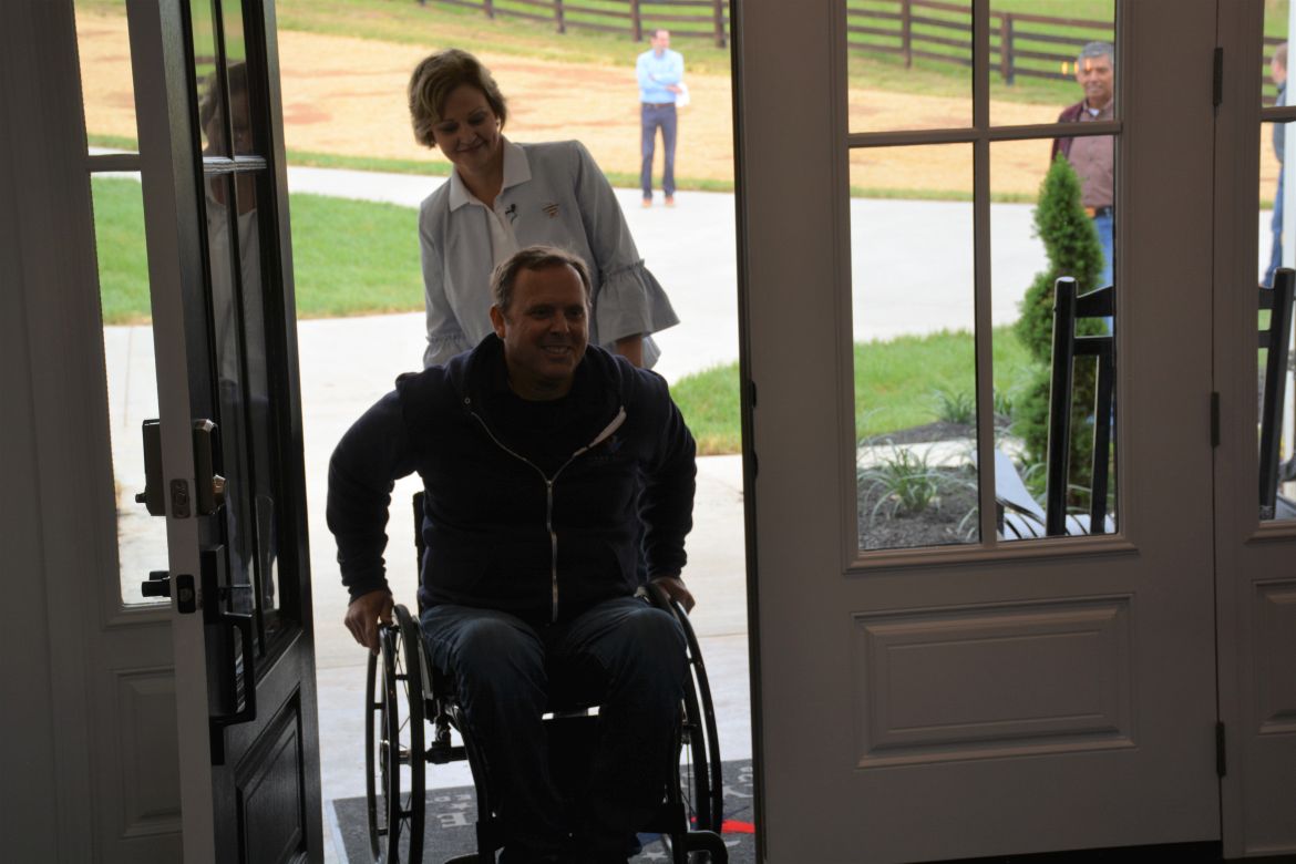 Paralyzed veteran who received outpouring of help pays it back with ...