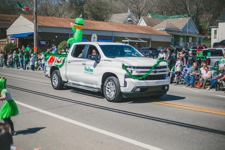 Sea of green fills streets of Erin, Tennessee, for 62nd Irish Day ...