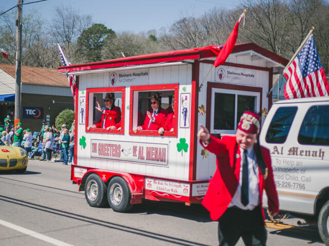 Sea of green fills streets of Erin, Tennessee, for 62nd Irish Day ...
