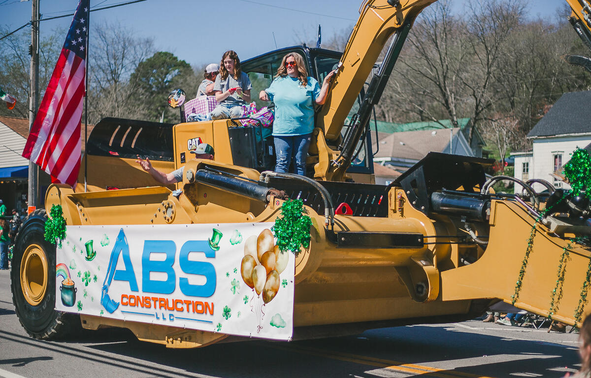 Sea of green fills streets of Erin, Tennessee, for 62nd Irish Day ...