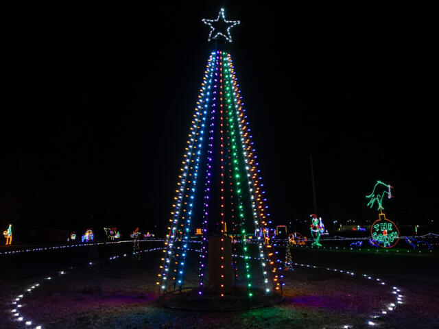Drive Thru Christmas Light Show on display at Clarksville Speedway ...