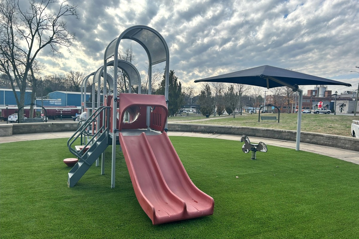 New playgrounds installed at Dixon Park on 10th Street downtown ...